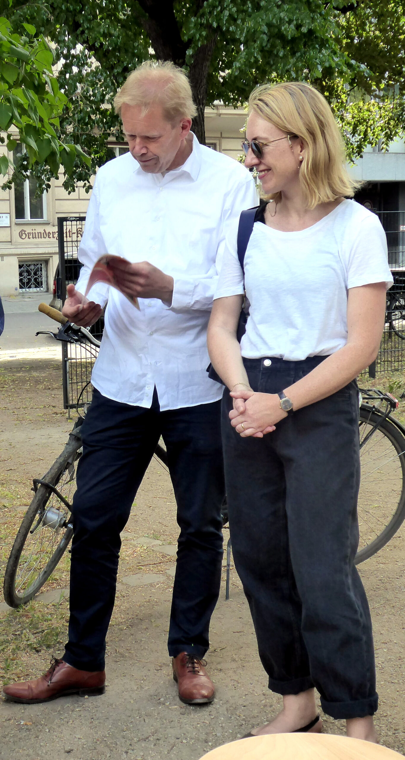 Kiezspaziergang mit den beiden Stadträten Dr. Almut Neumann und Ephraim ...